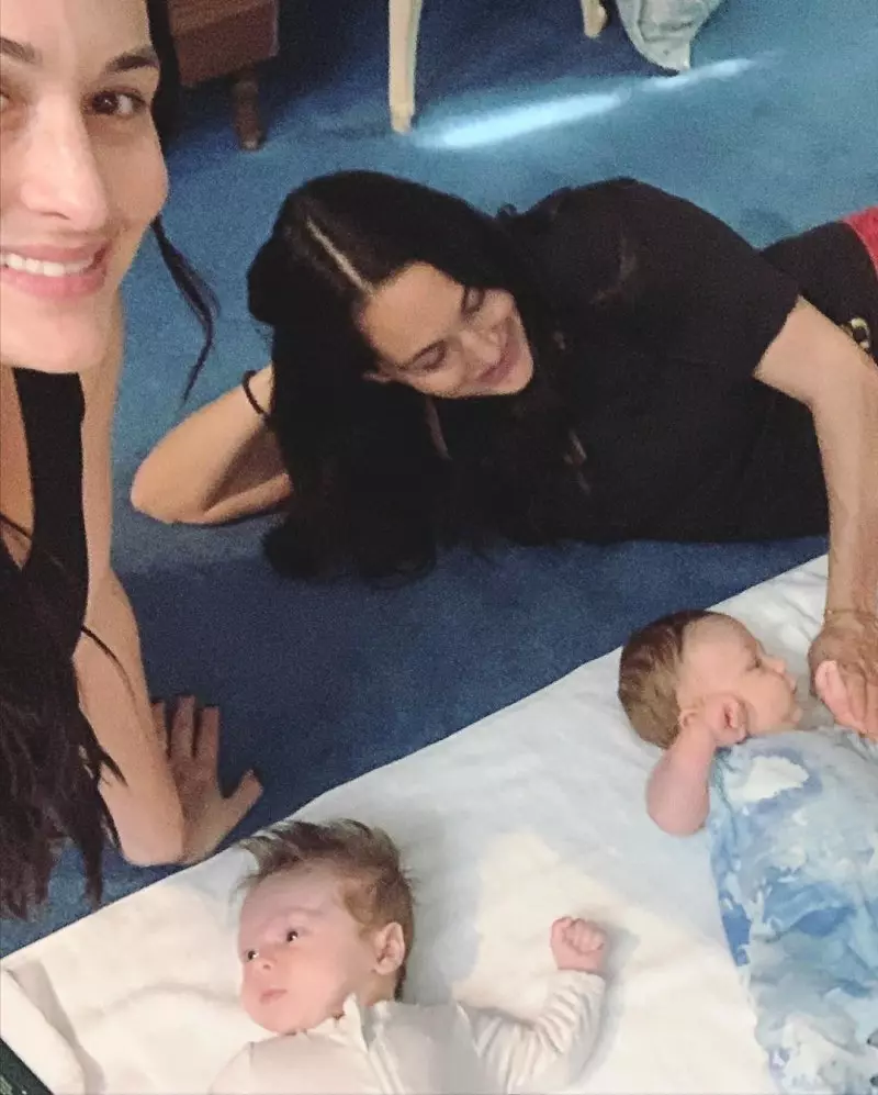 Syn Nikki Bella Matteo a syn Brie Buddy si užívajú „Nana Time“ na nových fotografiách