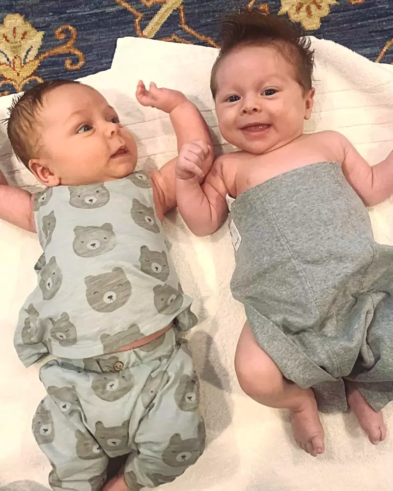 Matteo ลูกชายของ Nikki Bella และบัดดี้ลูกชายของ Brie เพลิดเพลินกับ 'Nana Time' ในรูปถ่ายใหม่