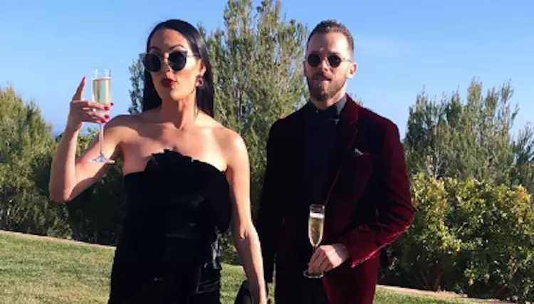 Nikki Bella black dress ja lebe shampen Artem Chigvintsev ja karammiski kwat daurin aure