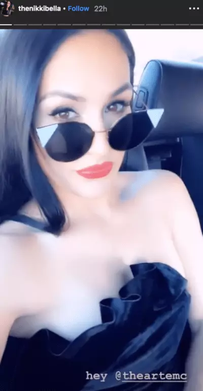 Nikki Bella jajayen lipstick baƙar rigar selfie