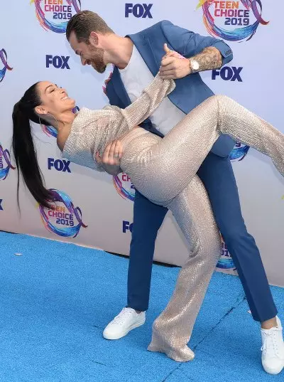 Nikki Bella Ug Artem Dance sa Red Carpet para sa Teen Choice Awards