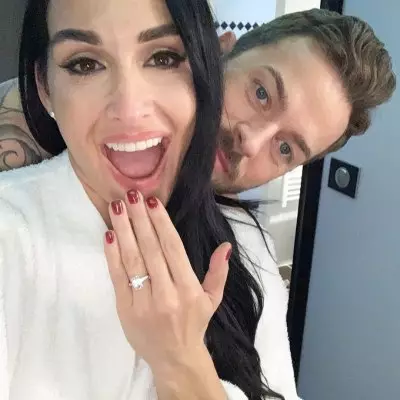 Nikki Bella እና Artem Chigvintsev Engagement Selfie