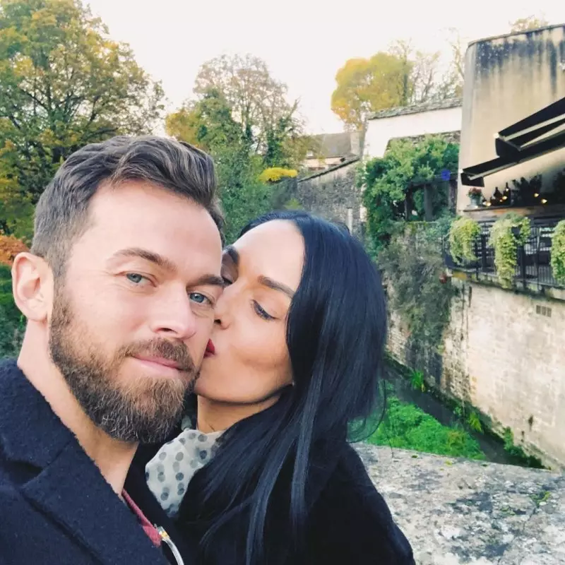 Nikki Bella mieliausios akimirkos, kai Artemas jį bučiuoja Prancūzijoje