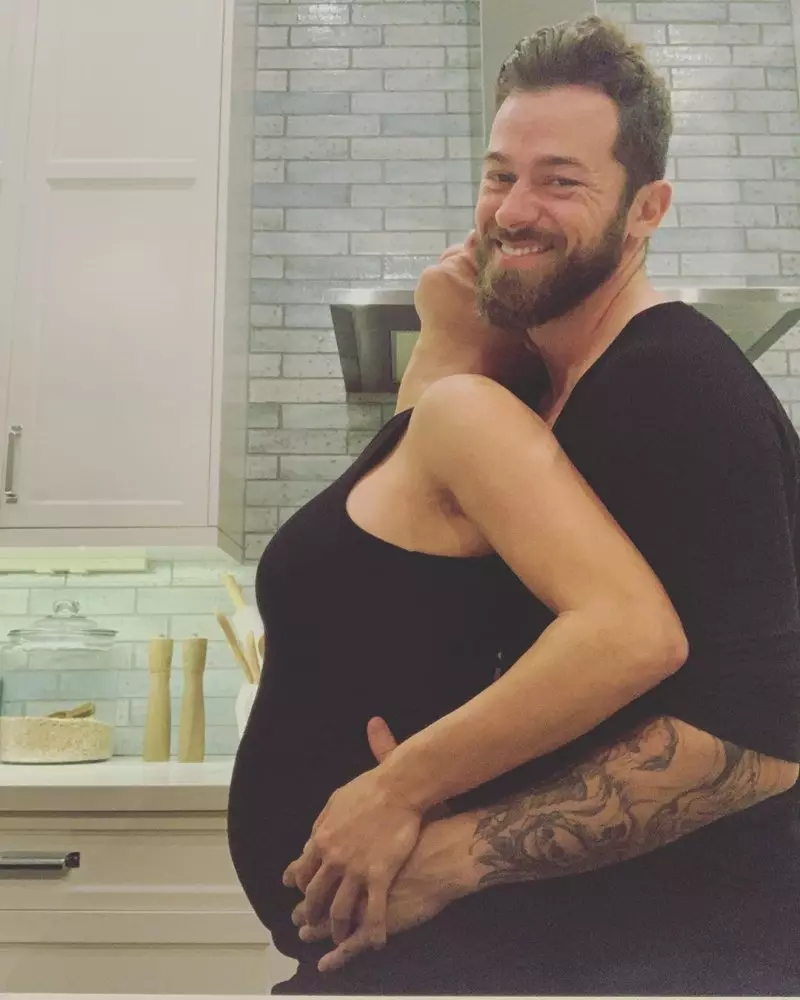 Nikki Bella Tidħak Bil-Għarusa Artems Armi Madwar il-Bump Tagħha