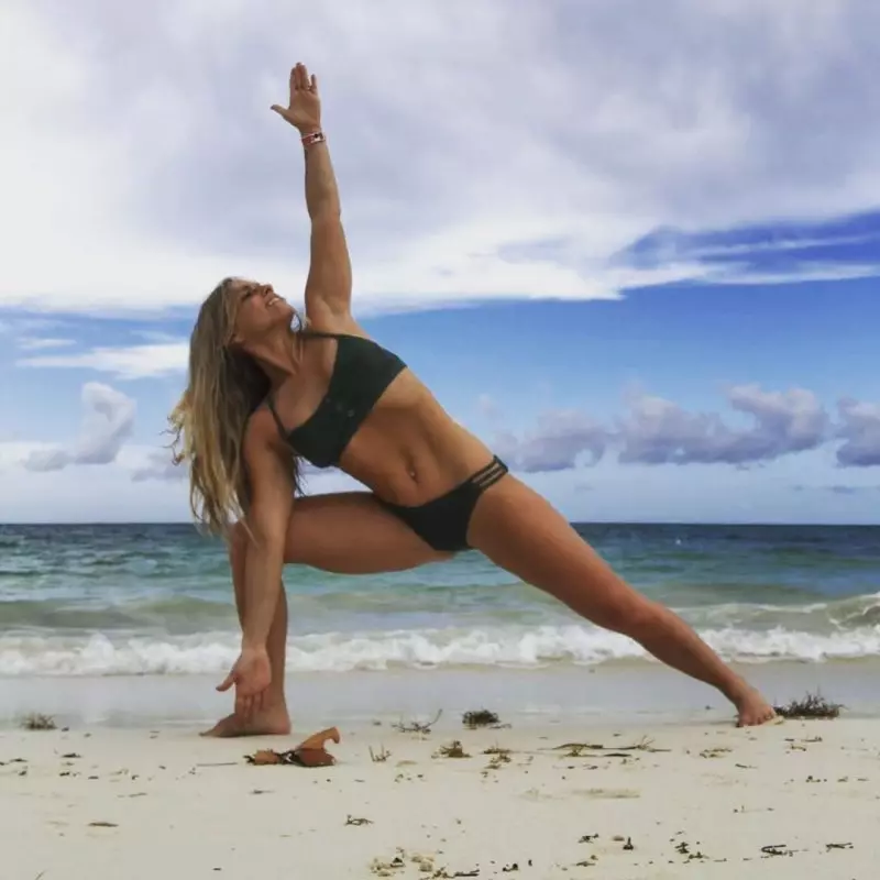 Nastoletnia mama gwiazda Mackenzie McKee robi jogę w bikini na plaży
