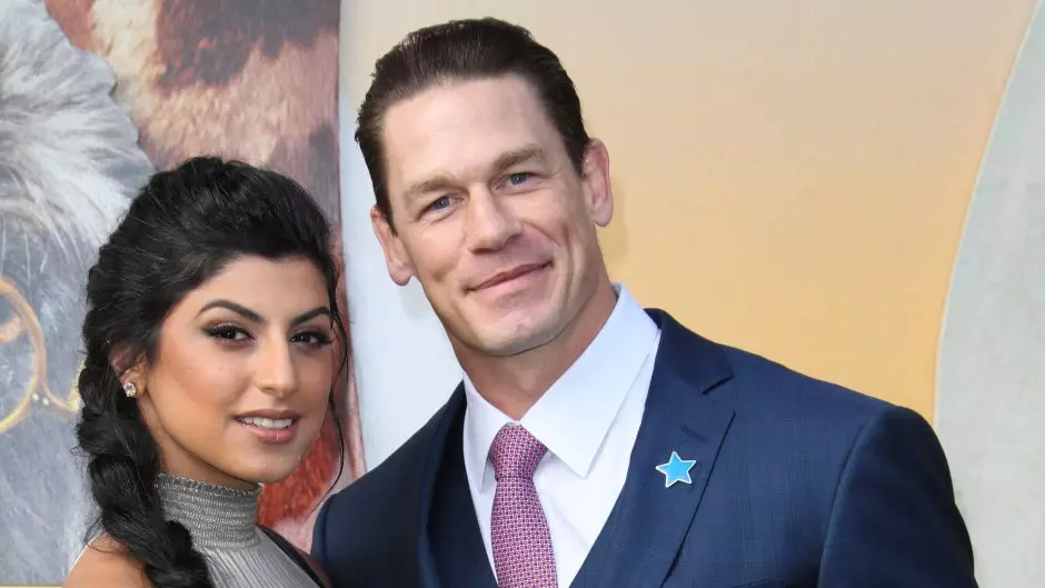 John Cena yn Gwisgo Siwt Las ar Garped Coch ar gyfer Dolittle Gyda'i Gariad Shay Shariatzadeh