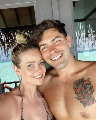 Llicenciat en Paradise Stars Dylan Barbour i Hannah Godwin s'abraça mentre estan de vacances a les Maldives