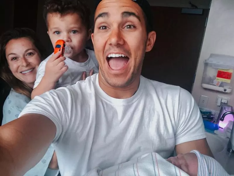 Alexa PenaVega med Carlos og deres nyfødte