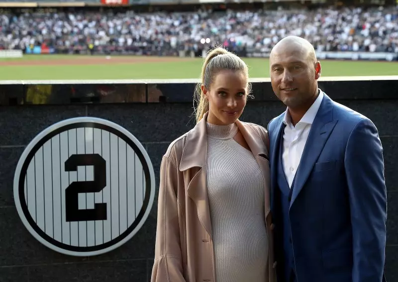 Derek Jeter a tehotná manželka Hannah na štadióne Yankee