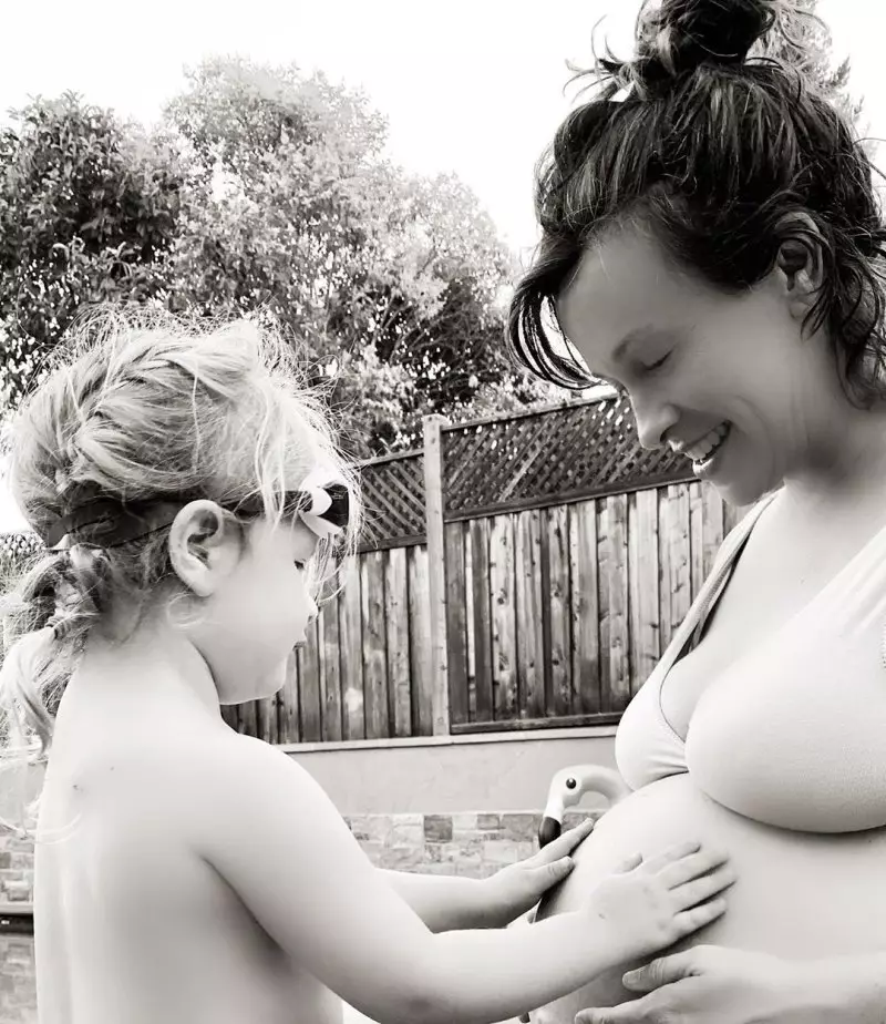 Дочь Аланис Моризетт трогает свой беременный живот