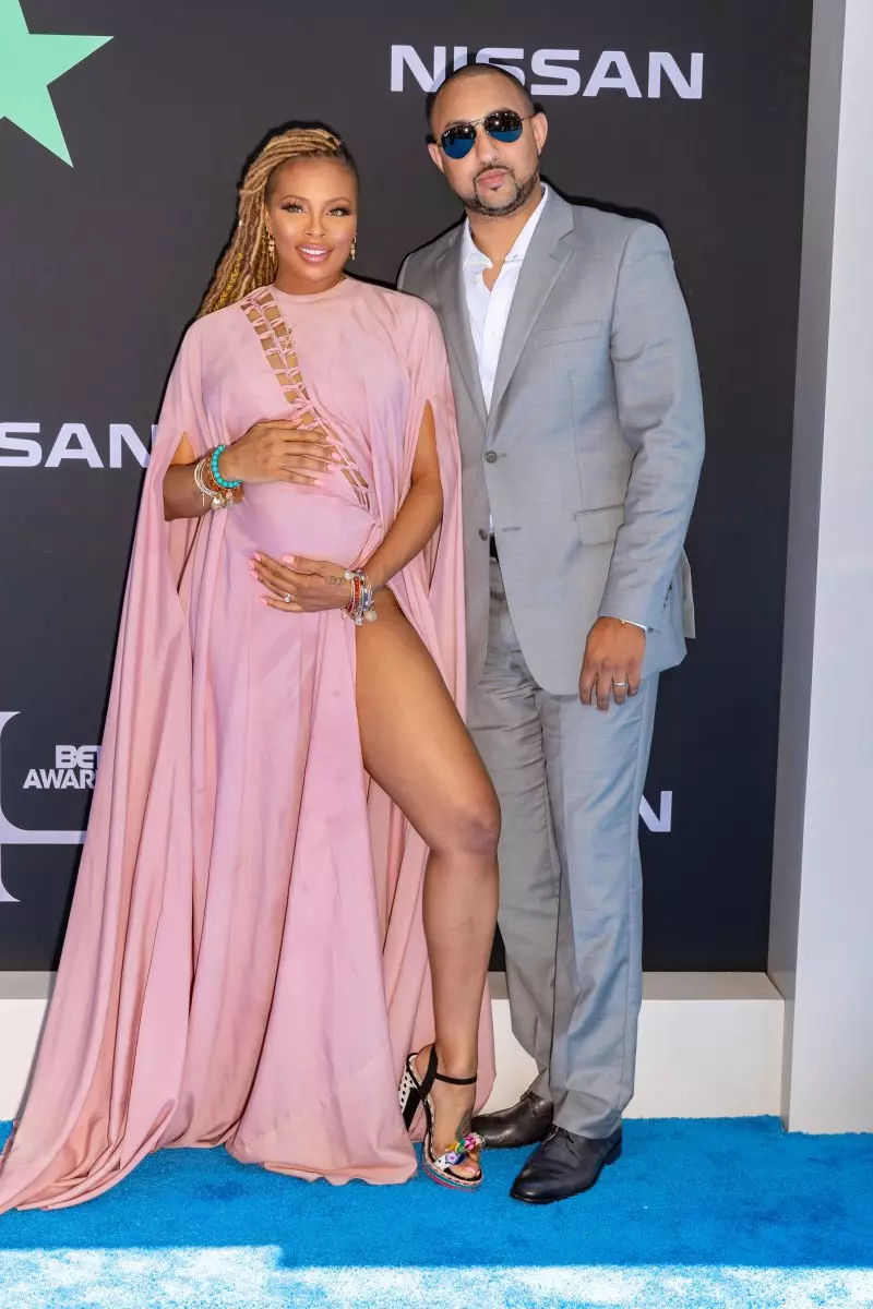 Η έγκυος σταρ της 'rhoa' eva Marcille κουβαλάει το μωρό της με ένα απαλό ροζ φόρεμα στο πάτωμα, ενώ ο σύζυγός της Μάικλ Στέρλινγκ ποζάρει δίπλα της με ένα λευκό πουκάμισο με κουμπιά με γκρι κοστούμι και γυαλιά ηλίου στα βραβεία BET 2019