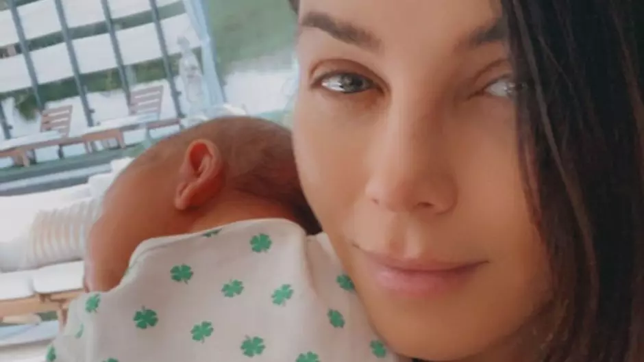 Jenna Dewan sostiene a Baby Callum en un mono de trébol de cuatro hojas para el Día de San Patricio