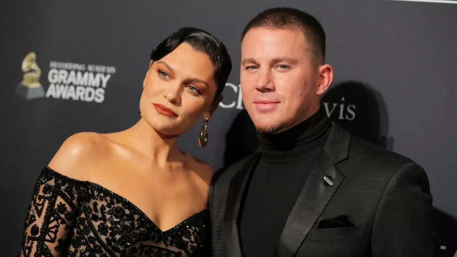 Jessi J vilki juodą suknelę nuo pečių šlapiais plaukais ant raudono kilimo ir Channing Tatum juodu kostiumu