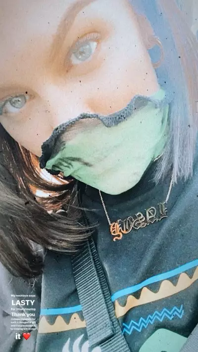 Jessie J Hnav Green Facemask Nrog Kub Lasty Necklace Tsim los ntawm Channing Tatum