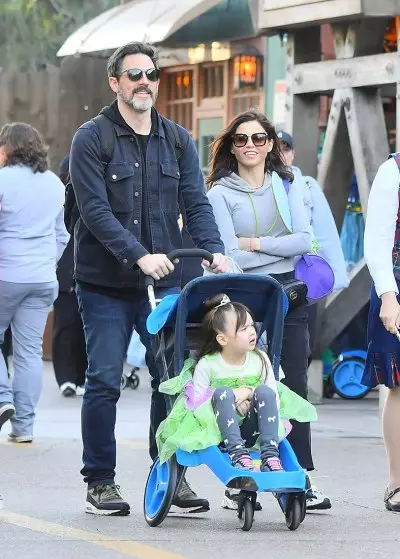 Джена Деуан и нейният приятел Стив Кази водят дъщеря й Евърли на забавен ден в Дисниленд