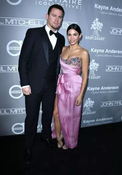 Jenna Dewan e Channing Tatum em um evento, usando um vestido roxo e ele de smoking