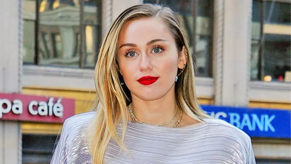 Miley Cyrus Wo Super Chic Bi O Ti jade ni Ilu New York