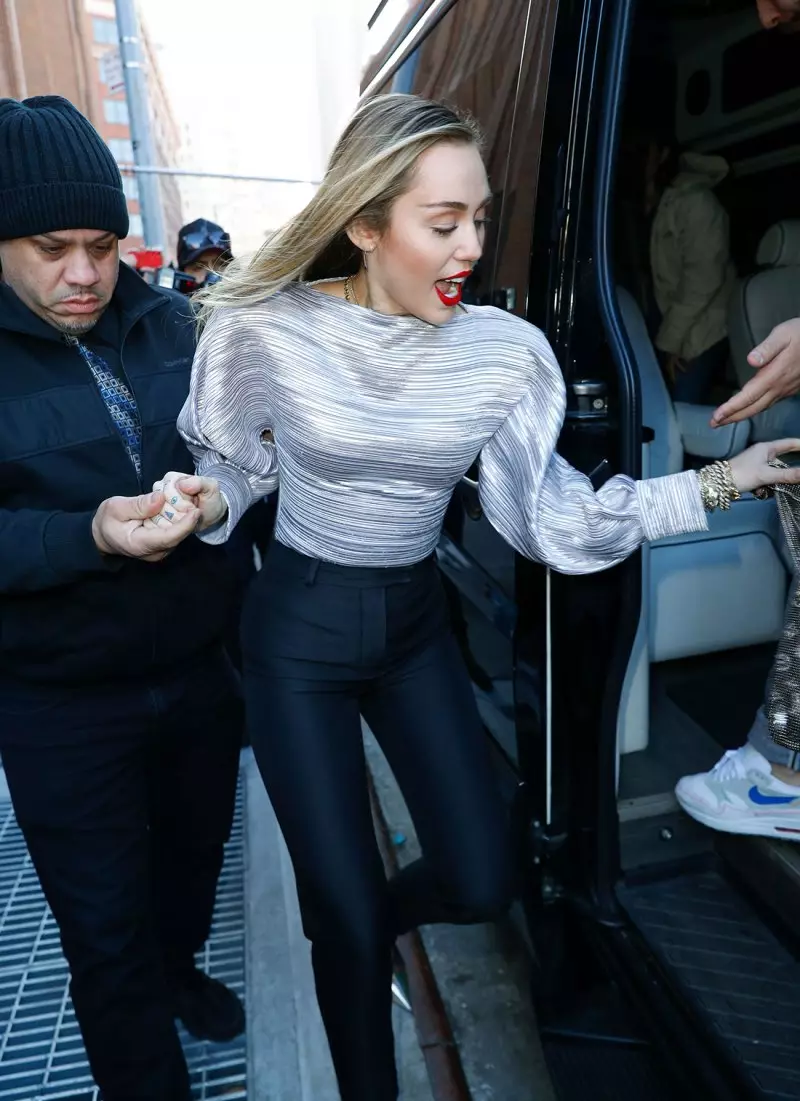 Miley Cyrus je videti super elegantna, ko stopi v New York City