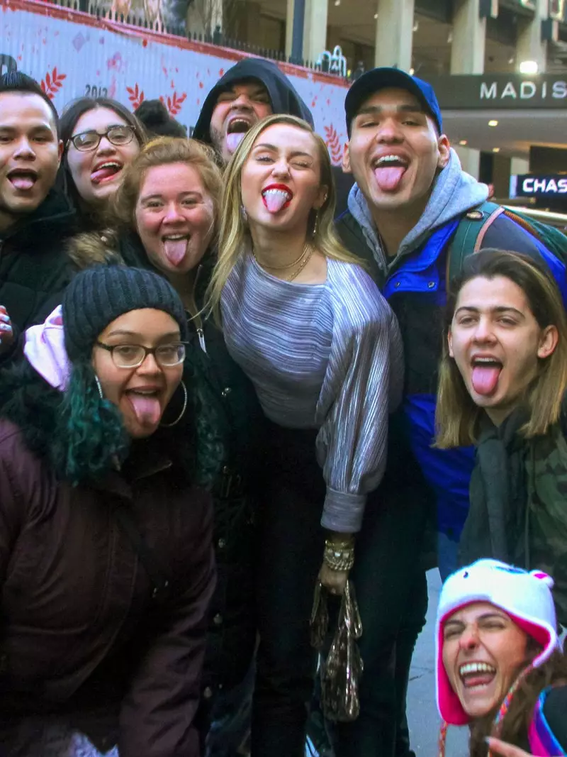 Miley Cyrus je videti super elegantna, ko stopi v New York City