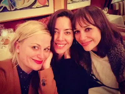 Amy Poehler en Rashida Jones fiere Galentynsdei