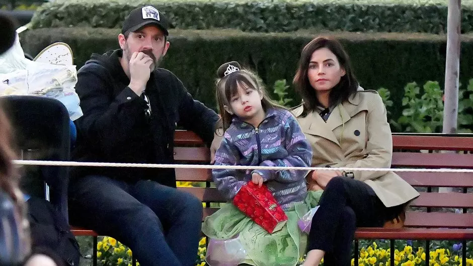 Женна Деван болон түүний найз залуу Стив Кэйзи охин Эверлигээ дагуулан Диснейлэнд рүү зугаатай өдөр гарчээ