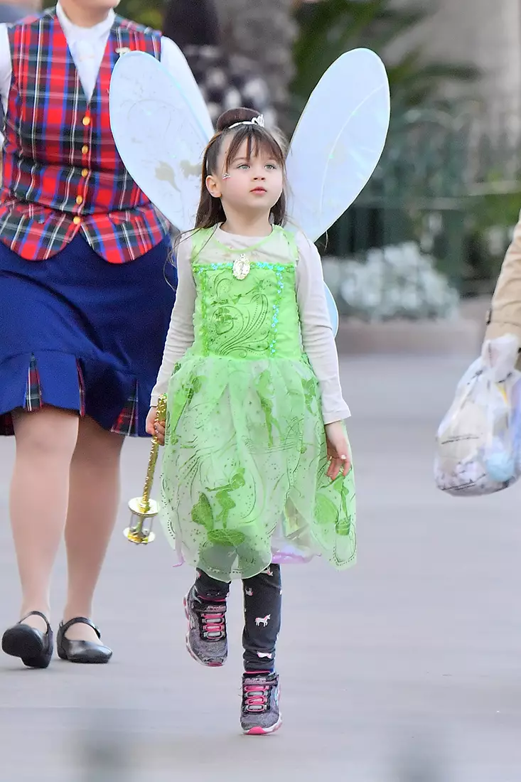 Jenna Dewan y su novio Steve Kazee llevan a su hija Everly a un divertido día a Disneyland