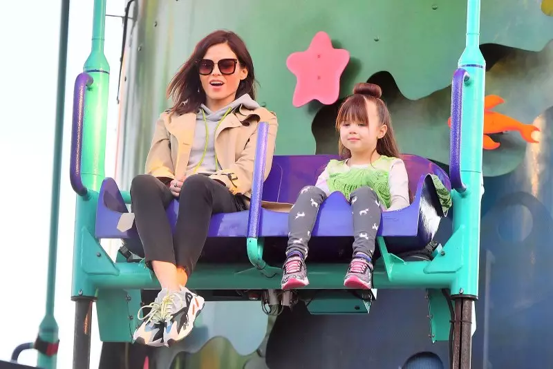Jenna Dewan i njezin dečko Steve Kazee vode njezinu kćer Everly na zabavan dan u Disneyland