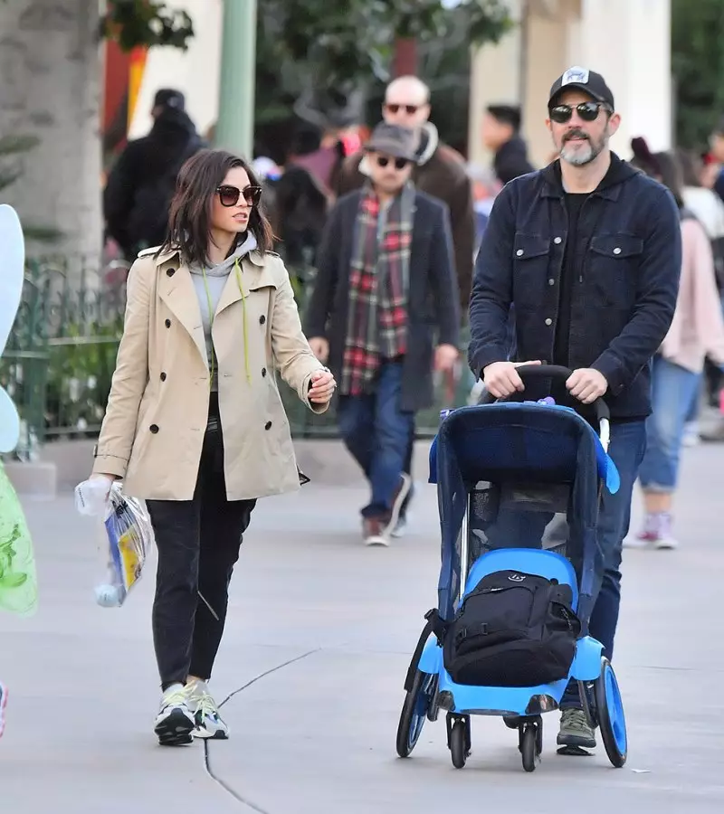 Jenna Dewan y su novio Steve Kazee llevan a su hija Everly a un divertido día a Disneyland