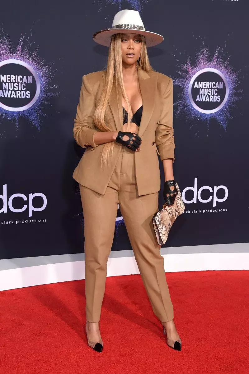 Tyra Banks ສະເຫຼີມສະຫຼອງ AMAs 2019 ທີ່ແຕ່ງຕົວບໍ່ດີທີ່ສຸດ