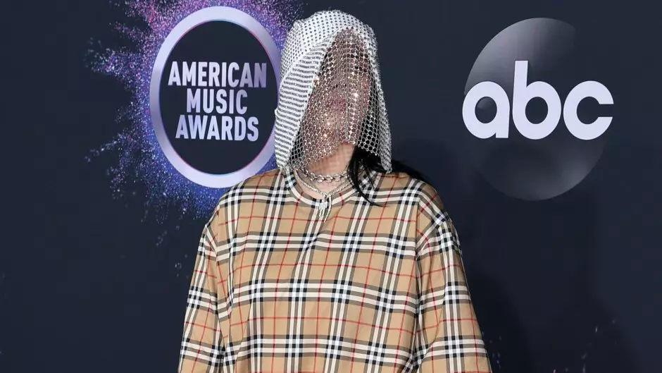 Billie Eilish pe covorul roșu al AMA 2019