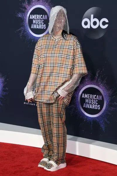 Billie Eilish pe covorul roșu al AMA 2019