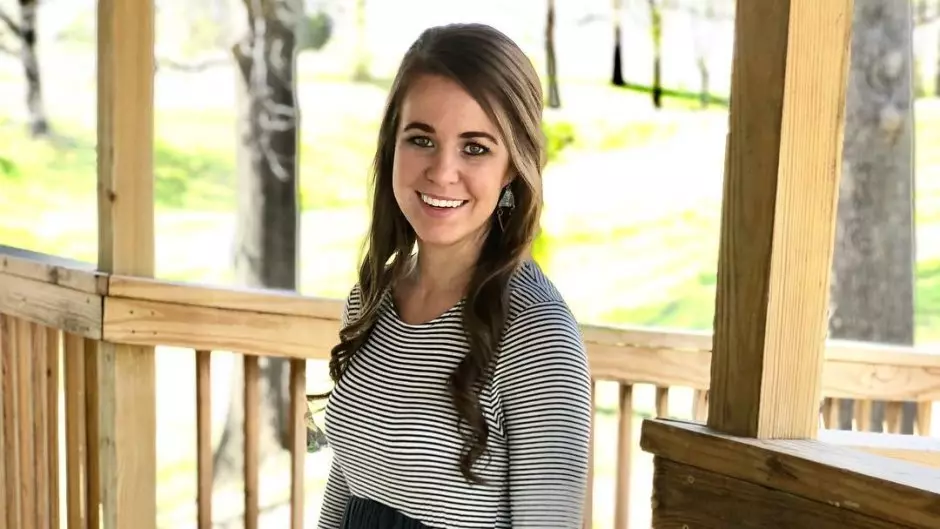 Jana Duggar su un portico.