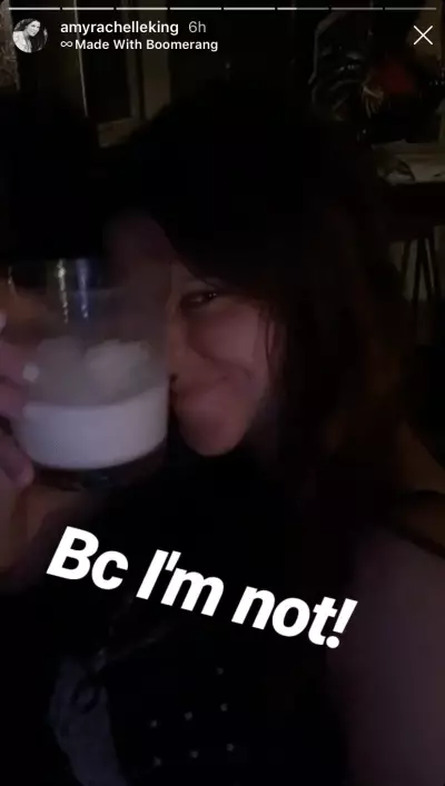 Amy Duggar King hoiab piima käes