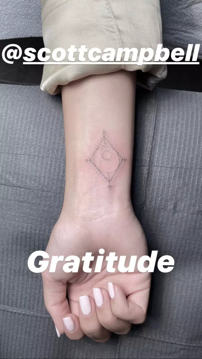 Sofia Richie muestra su nuevo tatuaje en la muñeca en Instagram, símbolo universal de gratitud