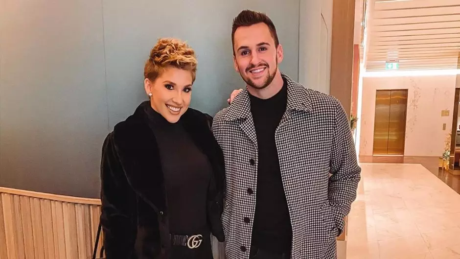 Savannah Chrisley nosi povsem črno obleko z zaročencem Nicom Kerdilesom v črni obleki in karirastem plašču