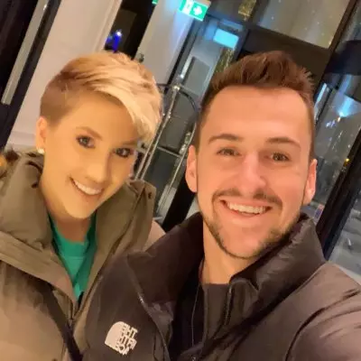 Savannah Chrisley glimlag met verloofde Nic Kerdiles in winterjasse