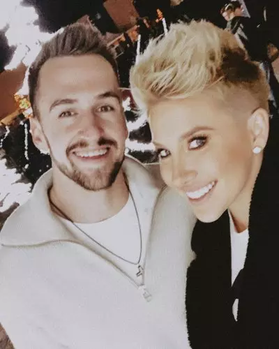 Savannah Chrisley s kratko frizuro se smehlja z zaročencem Nicom Kerdilesom