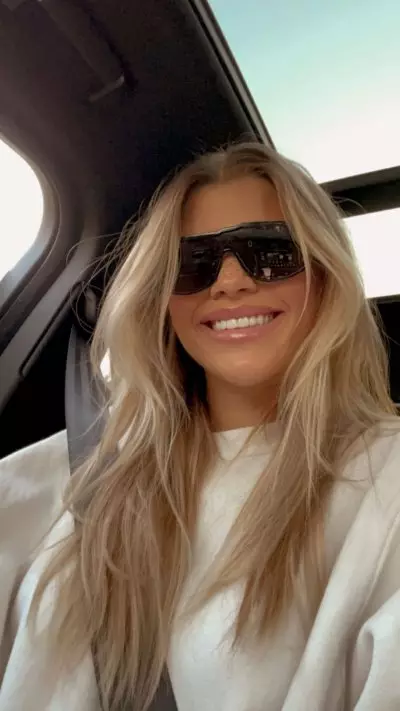 Wesoła dziewczyna! Sofia Richie udostępnia rzadkie zdjęcie uśmiechnięte z zębami po Scottie Disicku Split