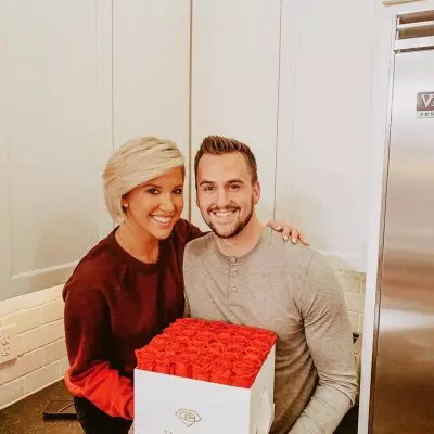 Savannah Chrisley brosir með unnustunni Nic Kerdiles með rósum