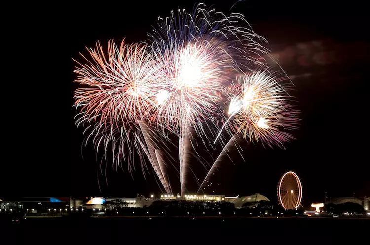 Fogos de artificio do muelle da marina de Chicago