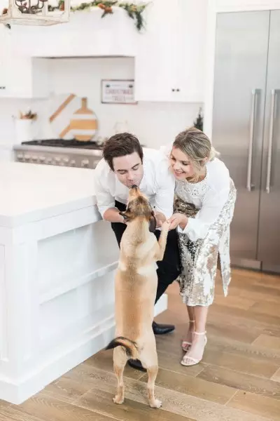 Ali Fedotowsky gyda'i chi a Kevin Mannor