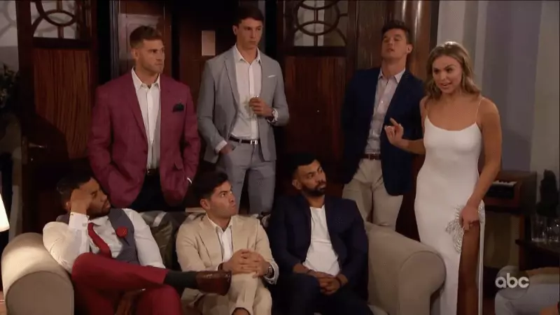 Bachelorette Hannah Brown steht mit den Kandidaten während eines Kampfes während der Cocktailparty in Woche 6