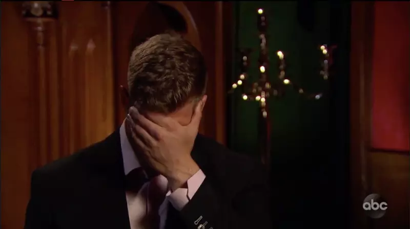 Bachelorette deelnemer Luke P. heeft zijn hoofd in zijn hand