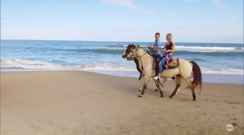 Lauren i Arie jašu konje na plaži