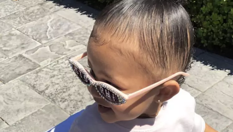 Kylie Jenner billur quyoshdan saqlaydigan ko'zoynak taqib olgan Stormi vebsterining rasmini joylashtirdi