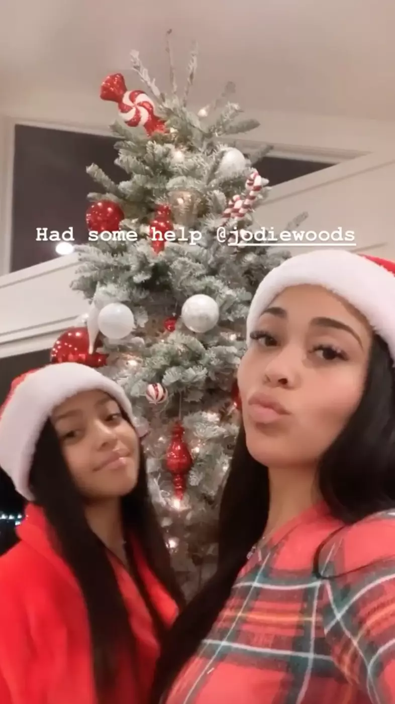 Jordyn Woods och Jodie Woods dansar runt julgran