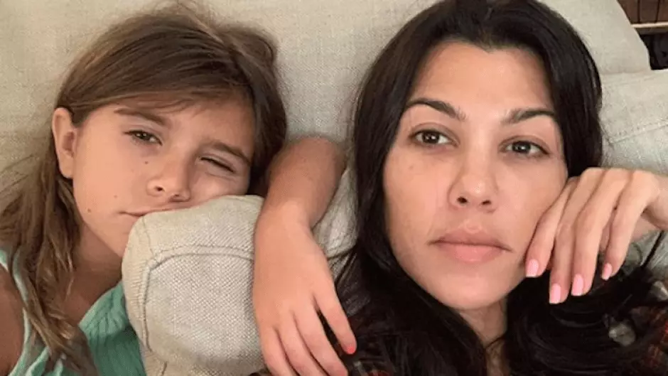 Kourtney Kardashian dan Penelope Disick berkumpul di atas katil untuk swafoto