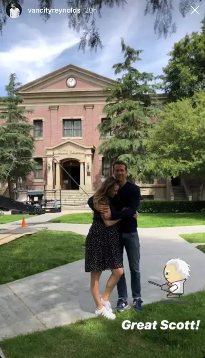 Ryan Reynolds en Blake Lively Hug op Free Guy Set