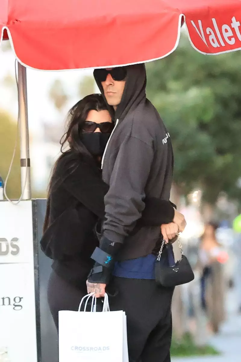 kortney-kardashian-travis-barker-pda-at-valet-in-la