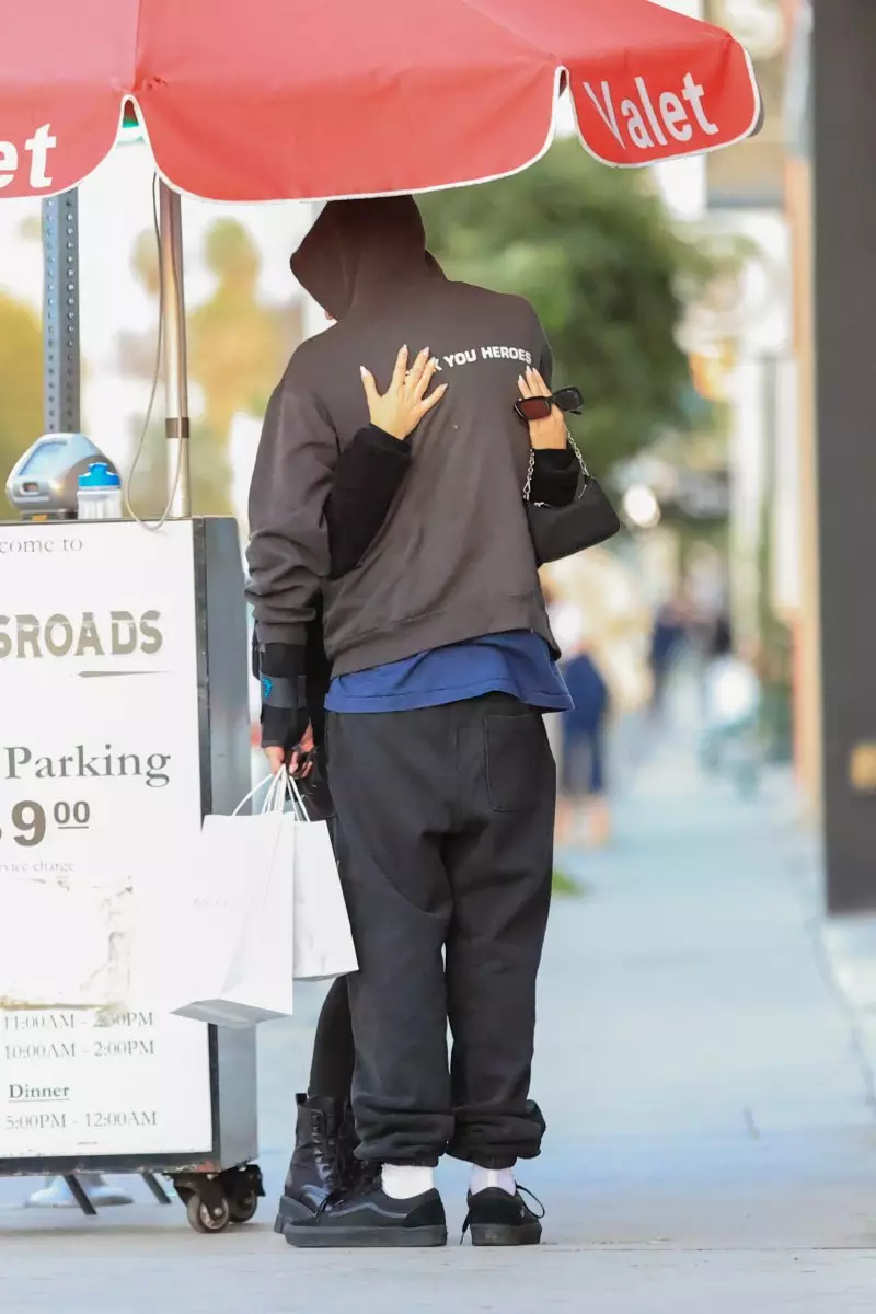 kourtney-kardashian-travis-barker-pda-at-valet-in-la